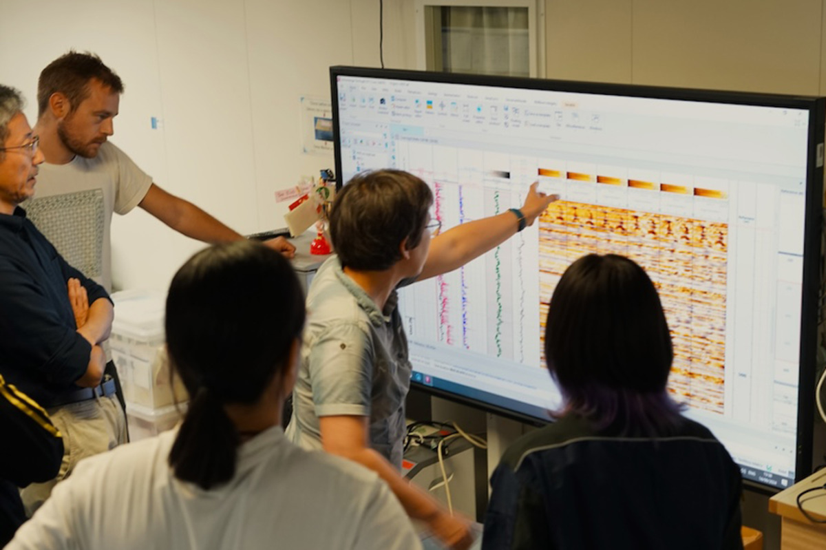 【JTRACK最新報告】海洋科学掘削の世界記録樹立！プレート境界域の掘削にも成功！いま行われている地震調査研究を現場から！｜JAMSTEC BASE